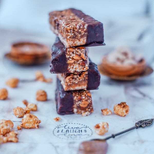 Vegane Snickers - Rohkost Riegel ohne Zucker - carinaberry.com